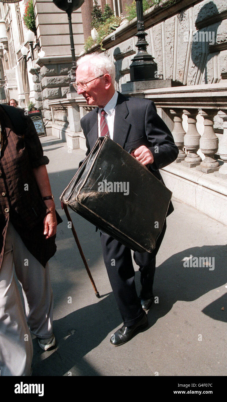 PA NEWS PHOTO 16/8/98 HYMAN BERGER 80 YEARS OLD FROM WATFORD AT THE ...