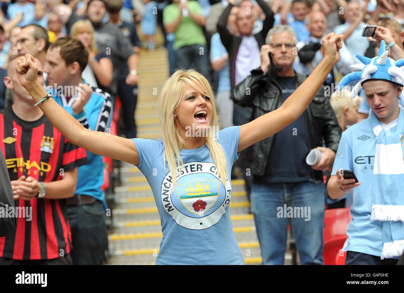 A female manchester united fan in the stands hi-res stock photography ...