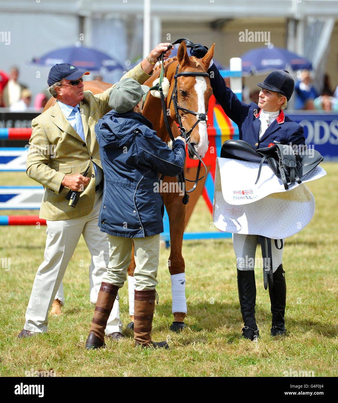 The Princess Royal and Captain Mark Phillips help Zara Phillips to ...