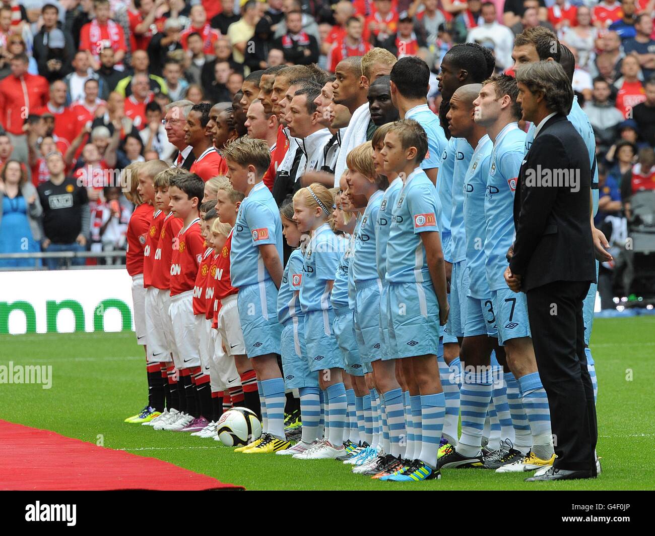 Teams lining up hi-res stock photography and images - Alamy