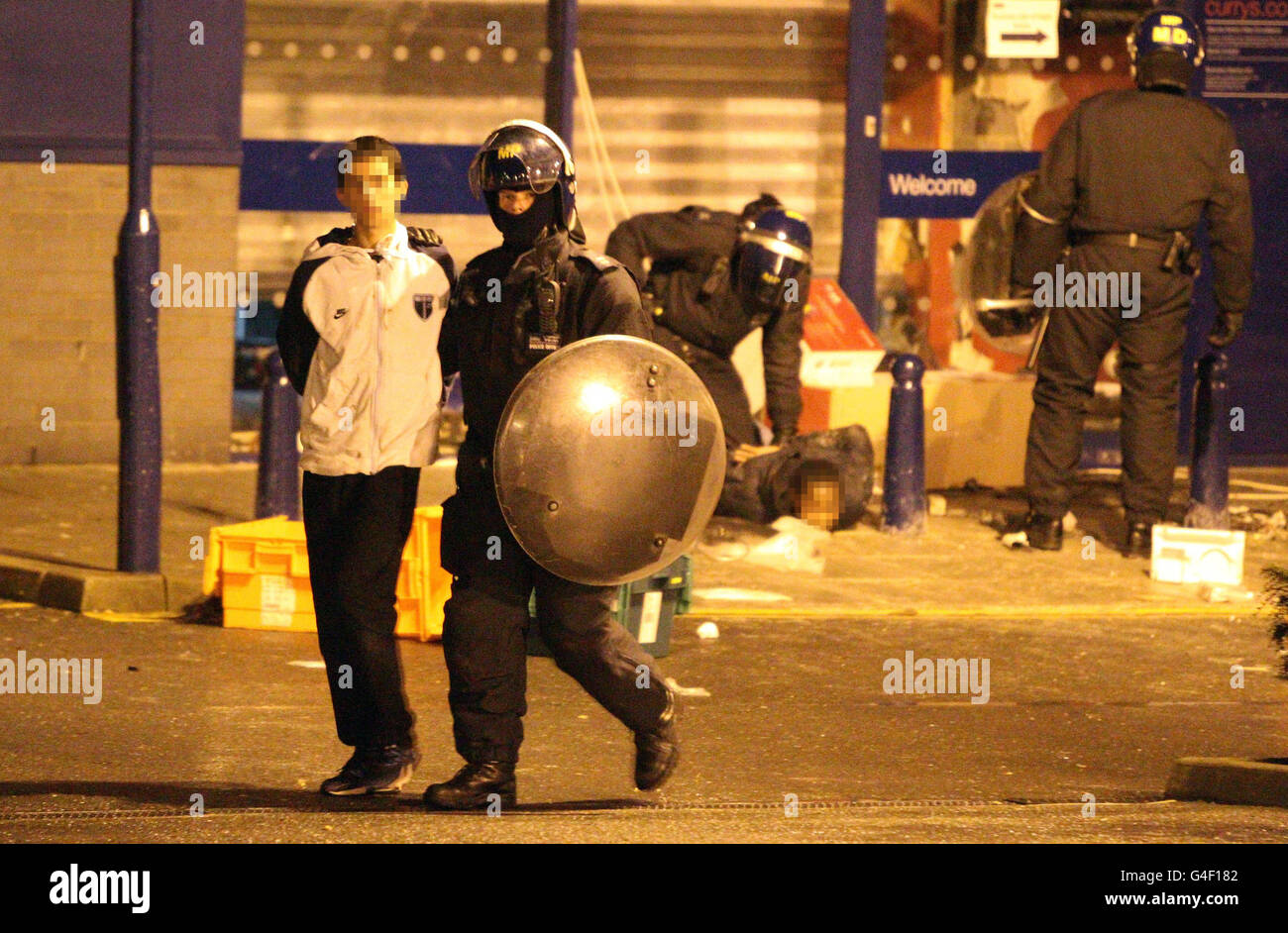 Police lead man away hi-res stock photography and images - Alamy