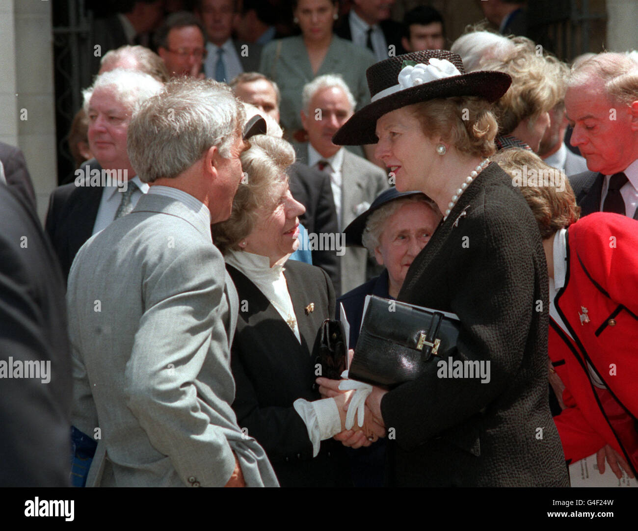 PA NEWS PHOTO 10/7/91 MARGARET THATCHER SHAKES HANDS WITH ERIC HEFFER'S ...