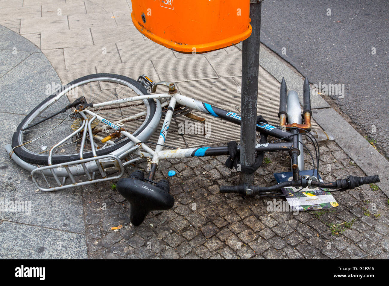 Bicycle thieves hi-res stock photography and images - Alamy