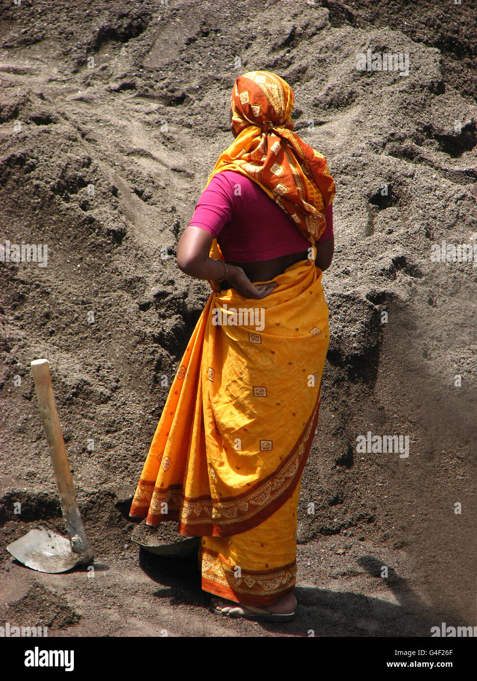 Construction workers in India Stock Photo - Alamy