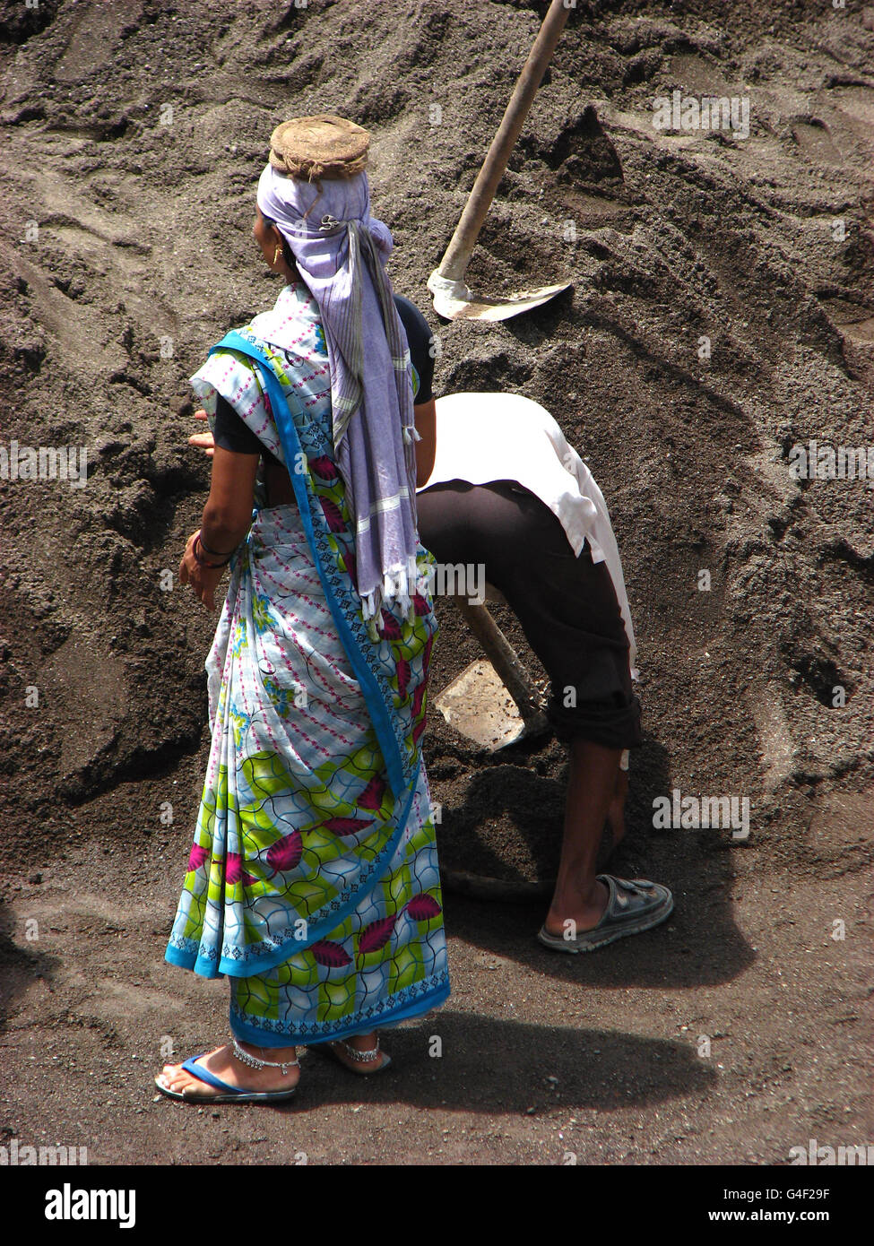 Construction workers in India Stock Photo - Alamy