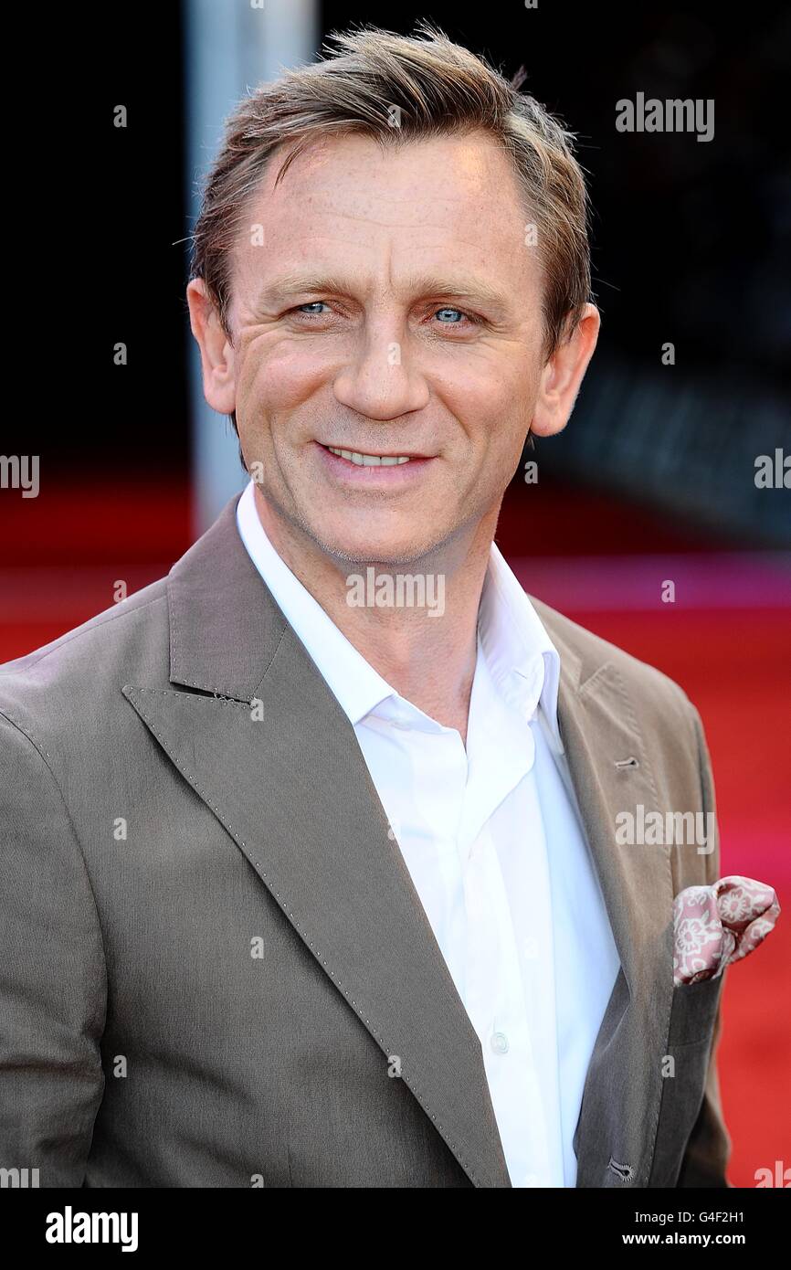 Daniel craig arriving uk premiere cowboys aliens hi-res stock ...