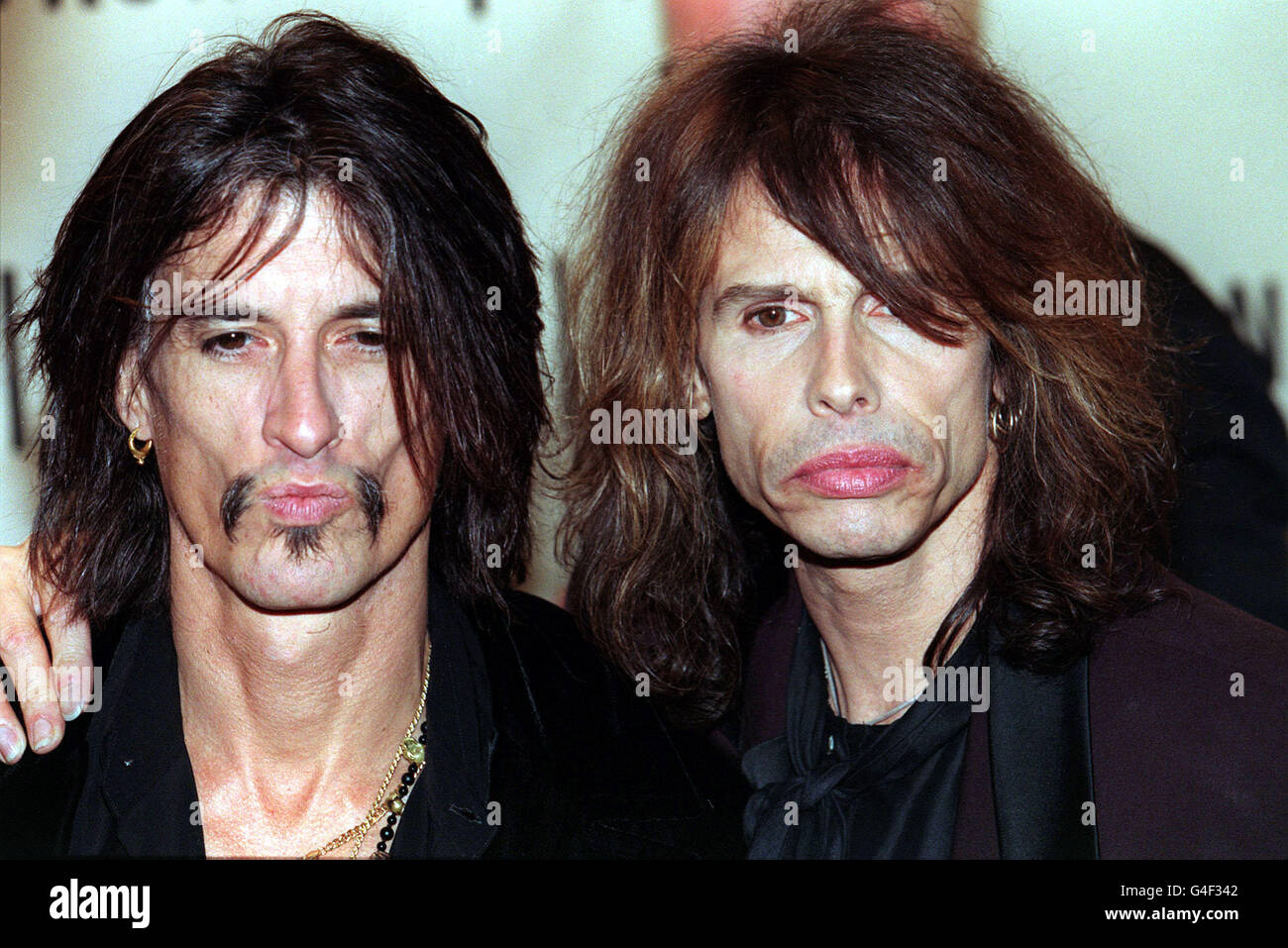 PA NEWS PHOTO 24/10/98 STEVEN TYLER (RIGHT) OF AMERICAN ROCK GROUP ...