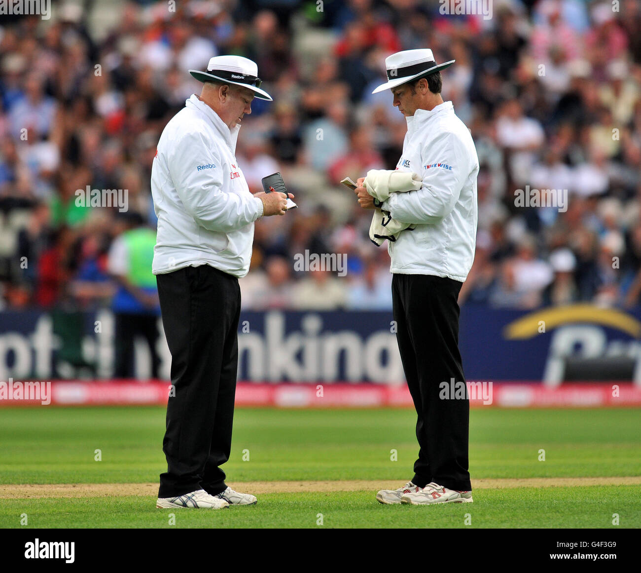 Umpires steve davis simon taufel check light hi-res stock photography ...