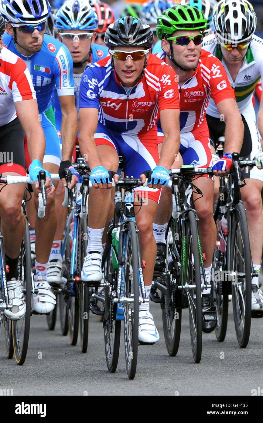 Riders including Great Britain's Alex Dowsett(centre) and Mark ...