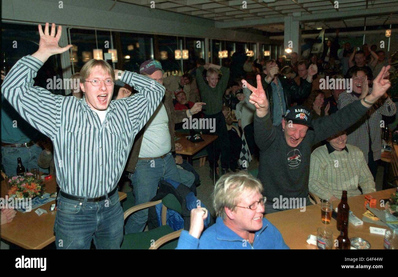 HEL02 - 19981101 - HELSINKI, FINLAND - Finnish F1 fans celebrate at ...