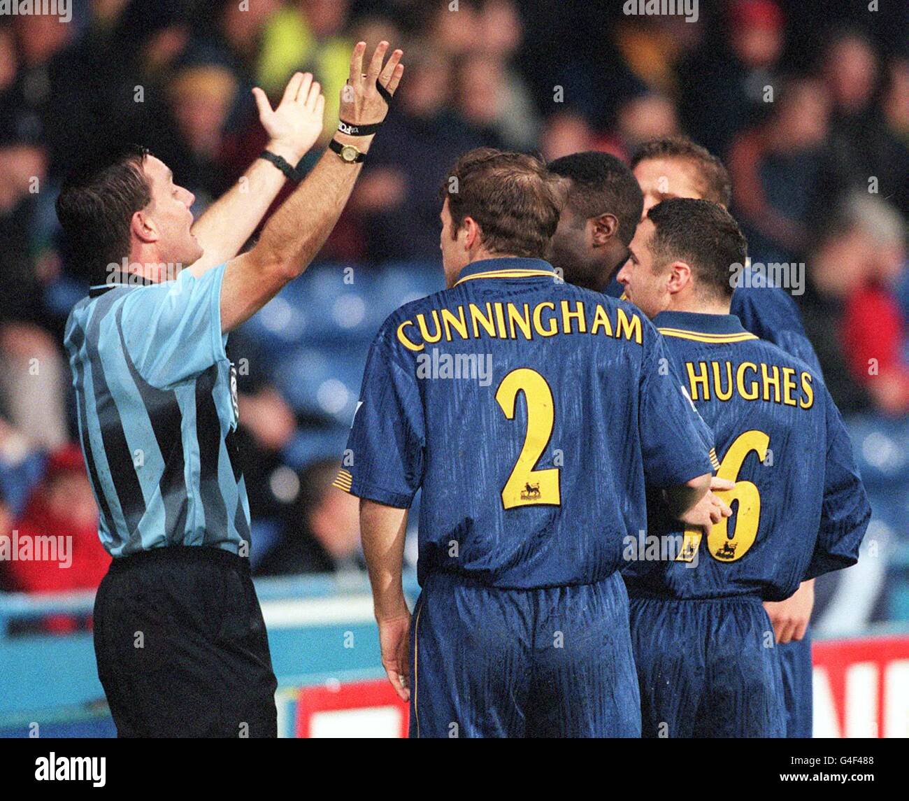 W'don/B'burn ref penalty Stock Photo - Alamy