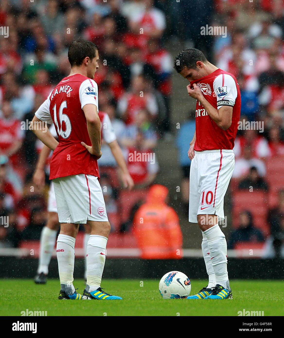 Arsenal's Robin van Persie (right) and Aaron Ramsey stand dejected ...
