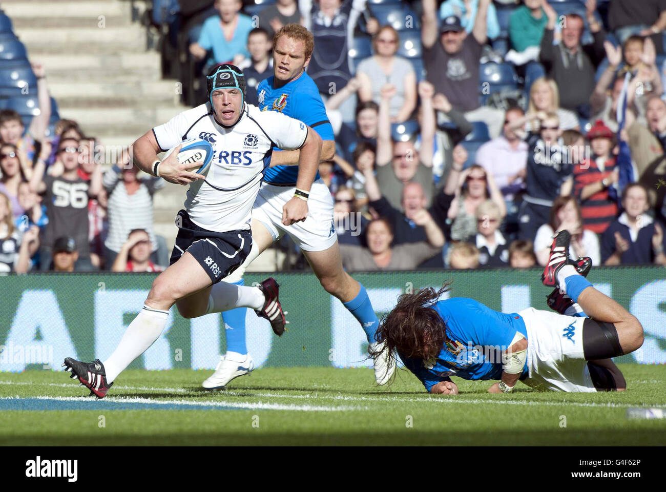 Rugbyu scotland full length mangrr hi-res stock photography and images ...
