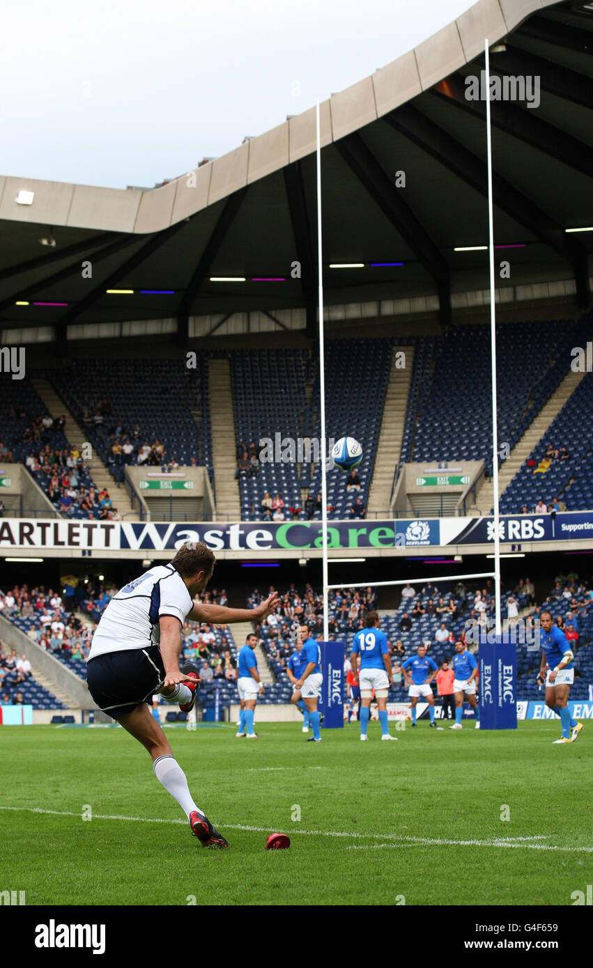 Rugbyu scotland full length kicking mangrr hi-res stock photography and ...