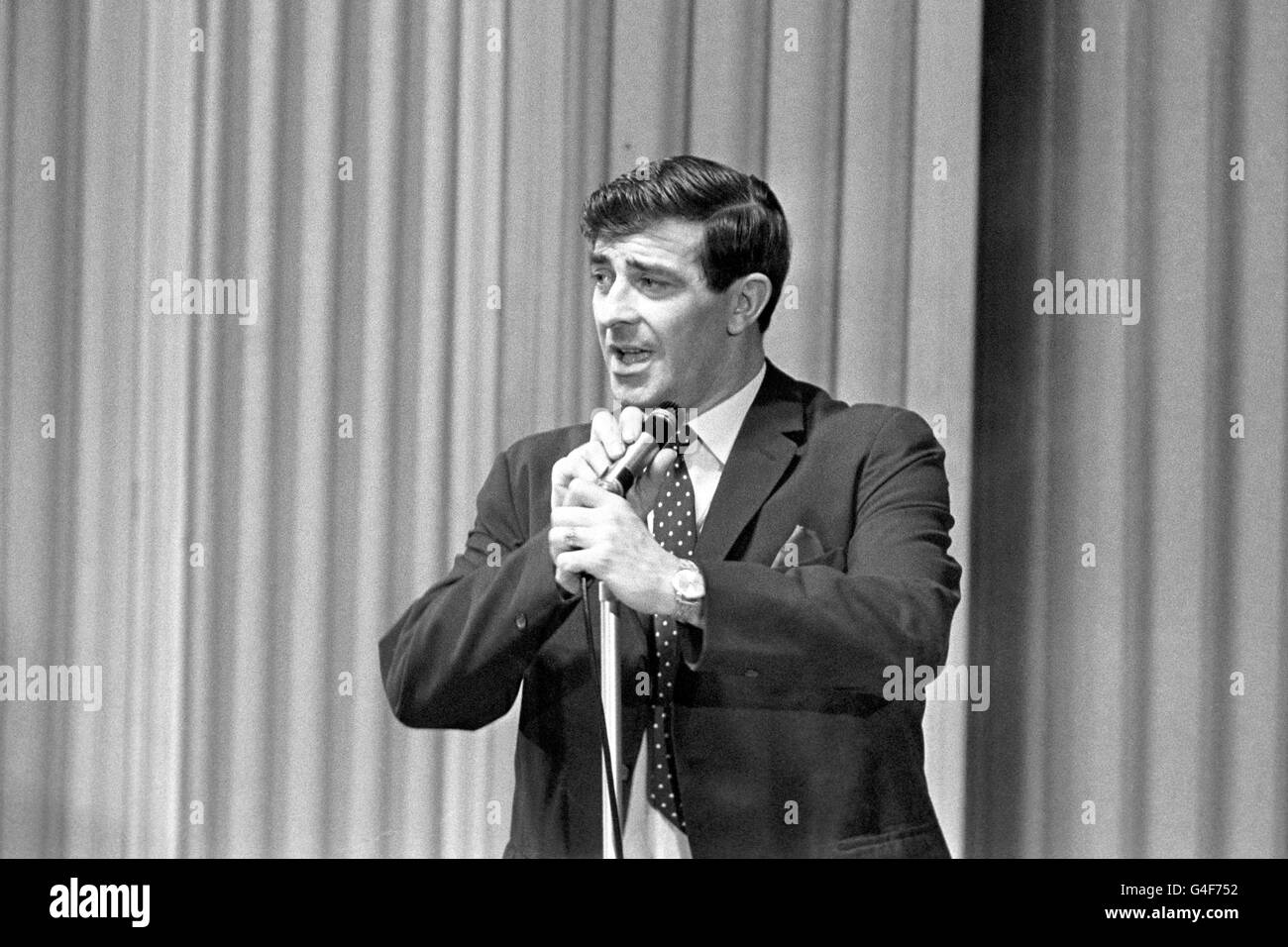 400 week cabaret artist trueman hi-res stock photography and images - Alamy