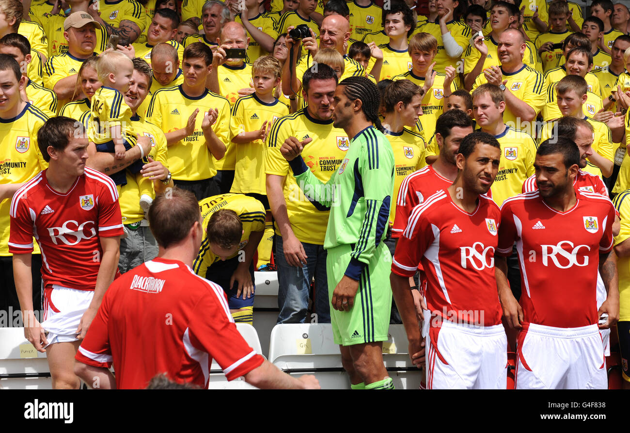Bristol city players fans prepare for the biggest team picture hi-res ...