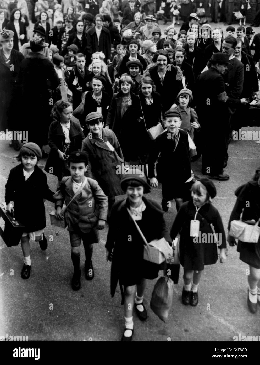 Evacuees 1939 hi-res stock photography and images - Alamy