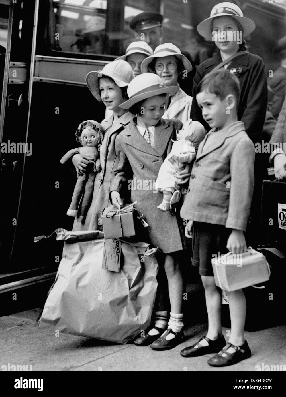World war two evacuees hi-res stock photography and images - Alamy