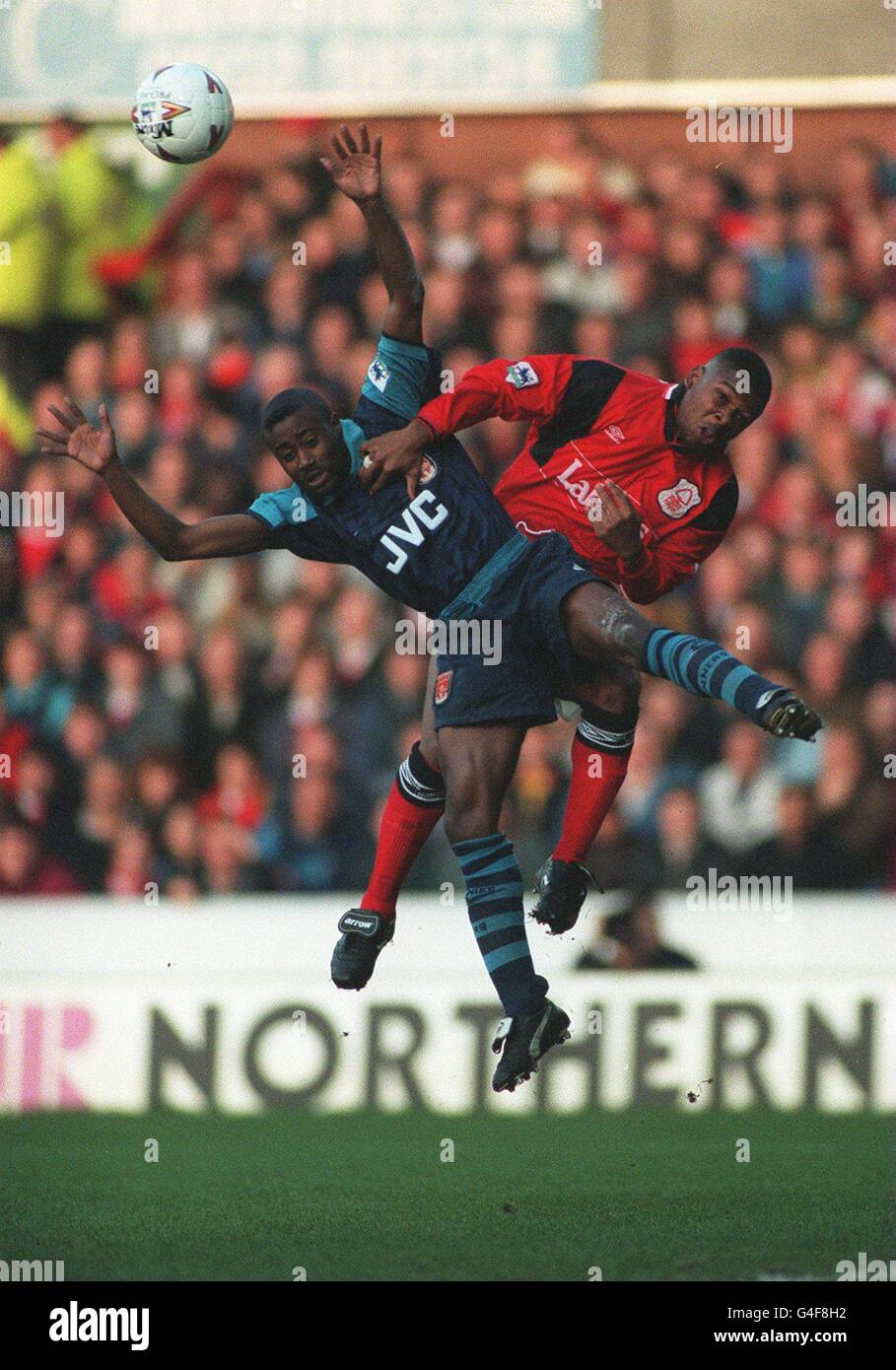 L-R: DES LYTTLE, NOTTINGHAM FOREST. MARK FLATTS, ARSENAL Stock Photo ...