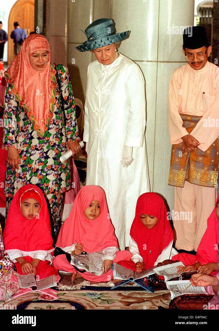 Queen elizabeth ii state visit brunei hi-res stock photography and ...