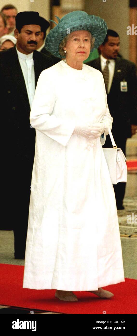 Queen elizabeth at prayer hi-res stock photography and images - Alamy