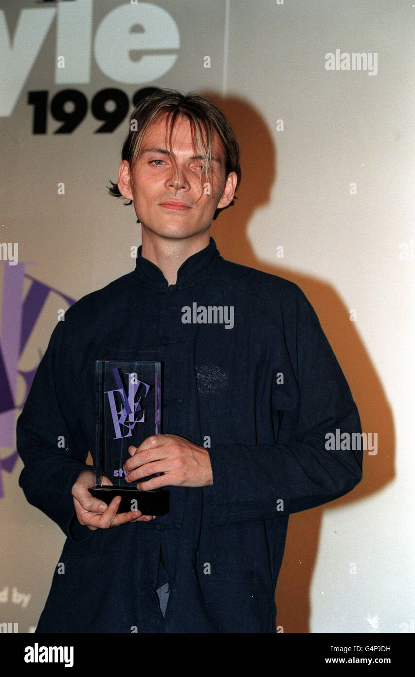 PA NEWS 17 /9/98 MATTHEW WILLIAMSON, WITH HIS AWARD FOR BEST YOUNG ...