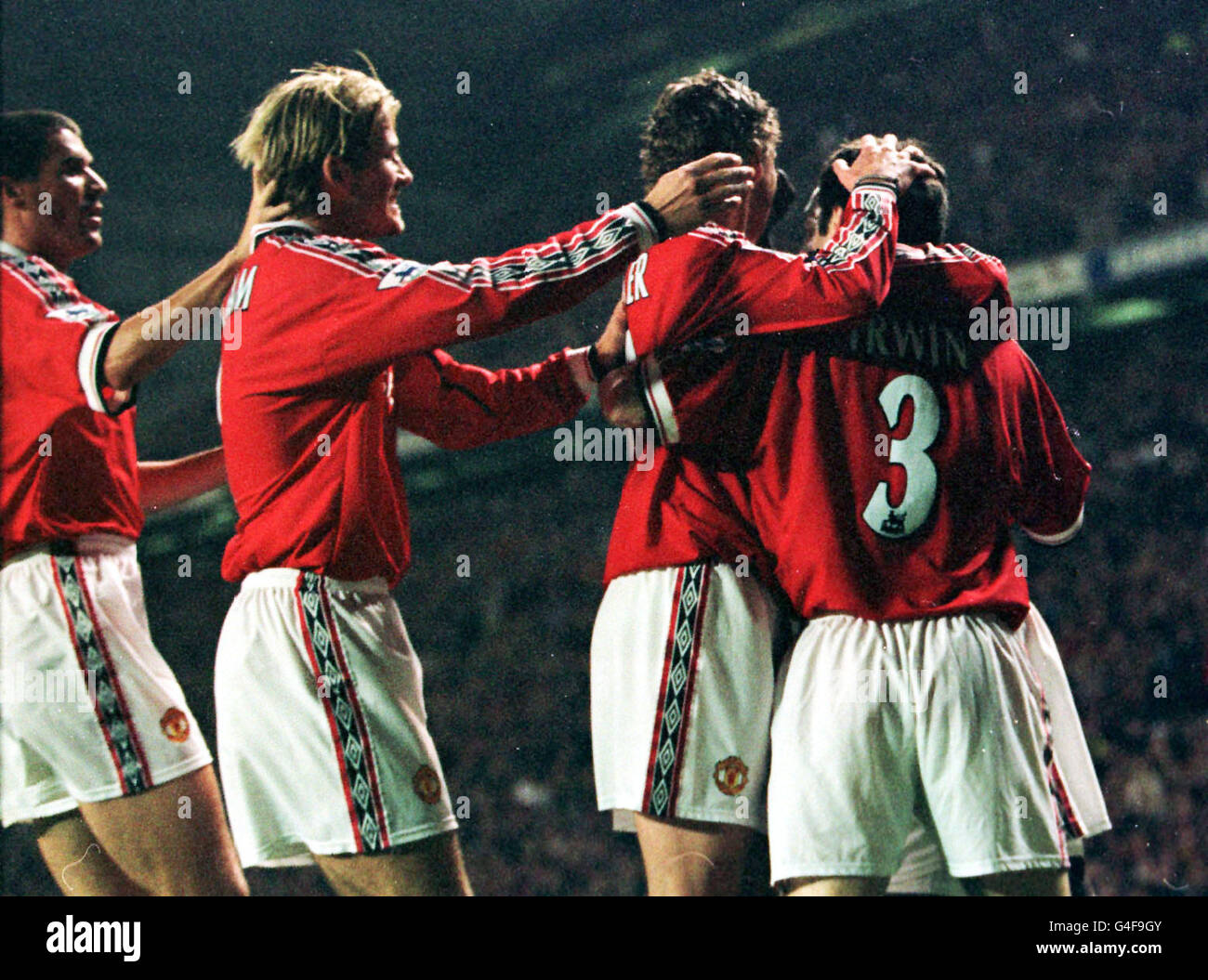 Manchester United players celebrate Denis Irwin's goal from the penalty ...