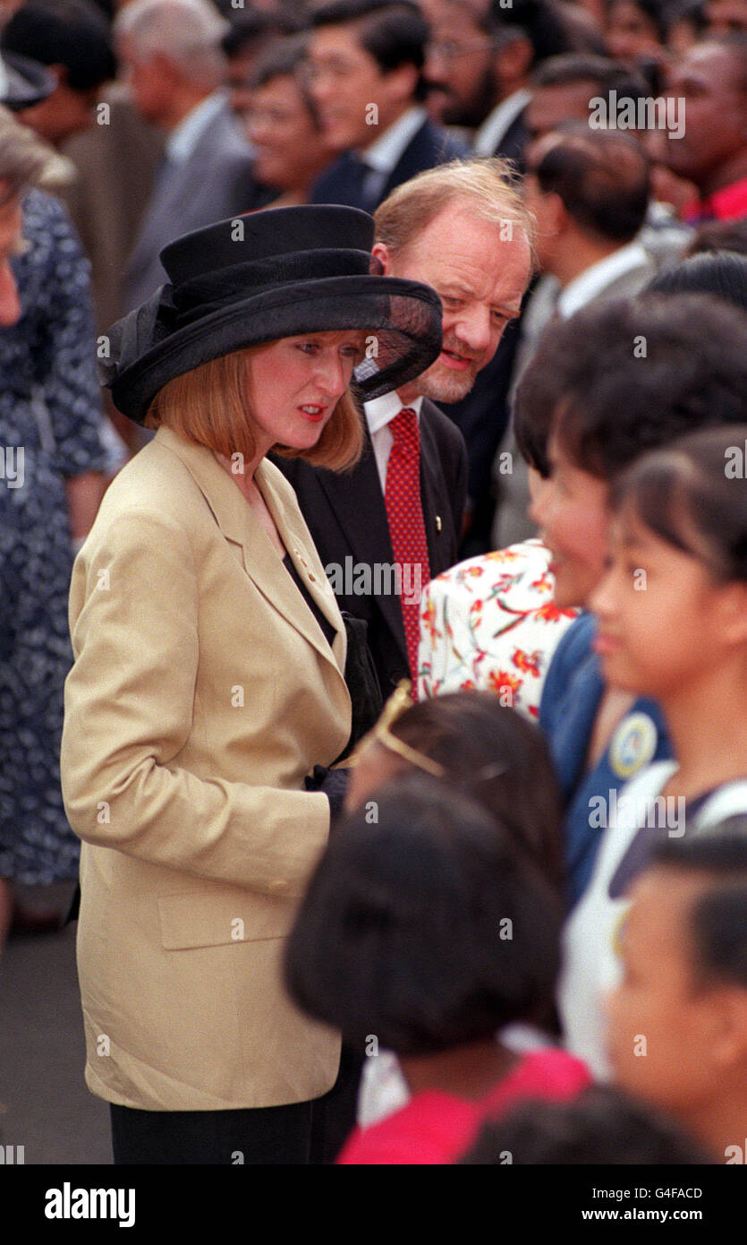 PA NEWS 22/9/98 FOREIGN SECRETARY ROBIN COOK AND HIS WIFE GAYNOR TALK ...