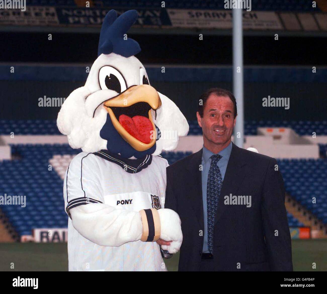 Former Leeds manager George Graham shakes hands with Tottenham Hotspur ...