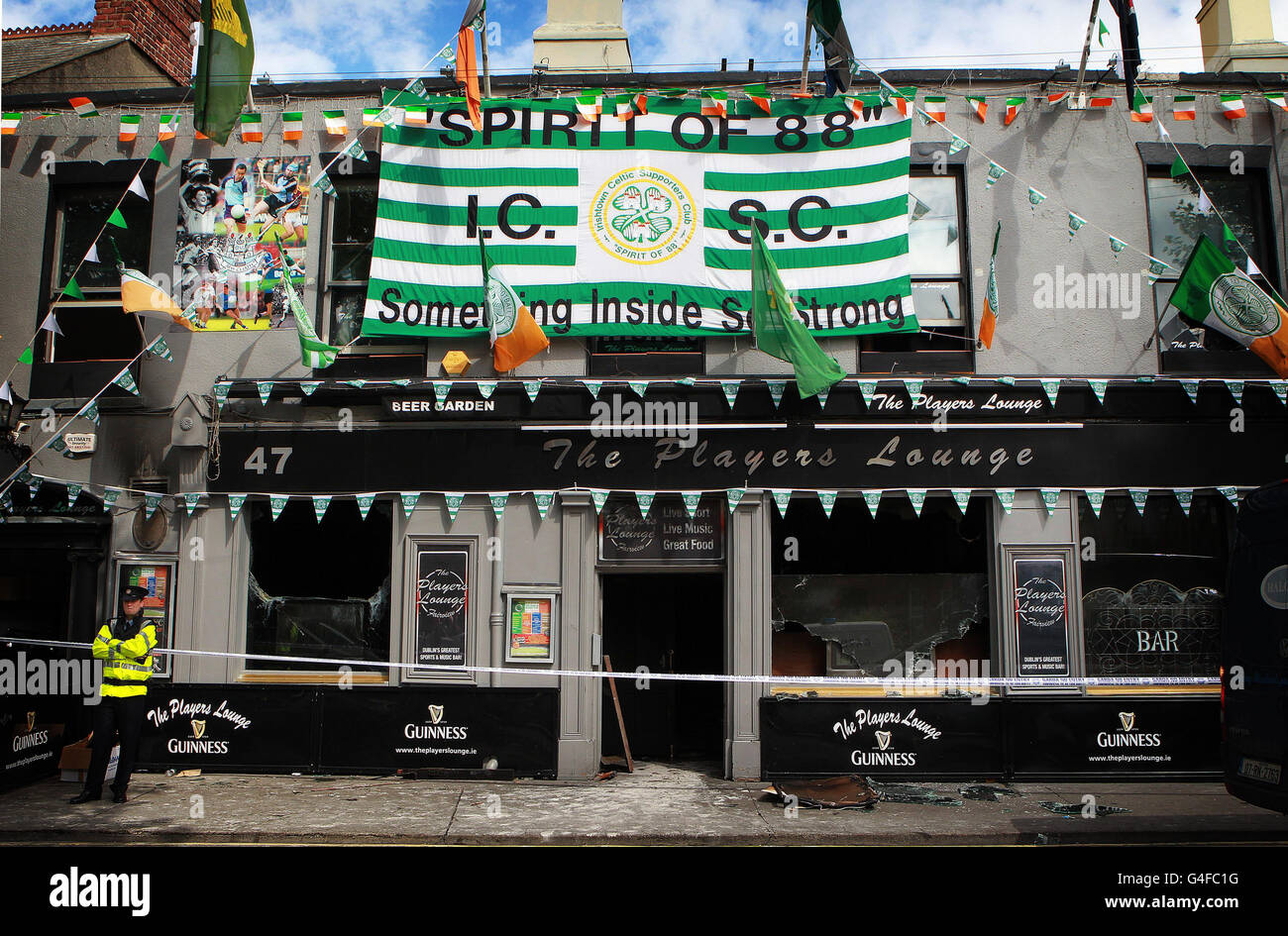Police officer outside of the players lounge pub in fairview hi-res ...
