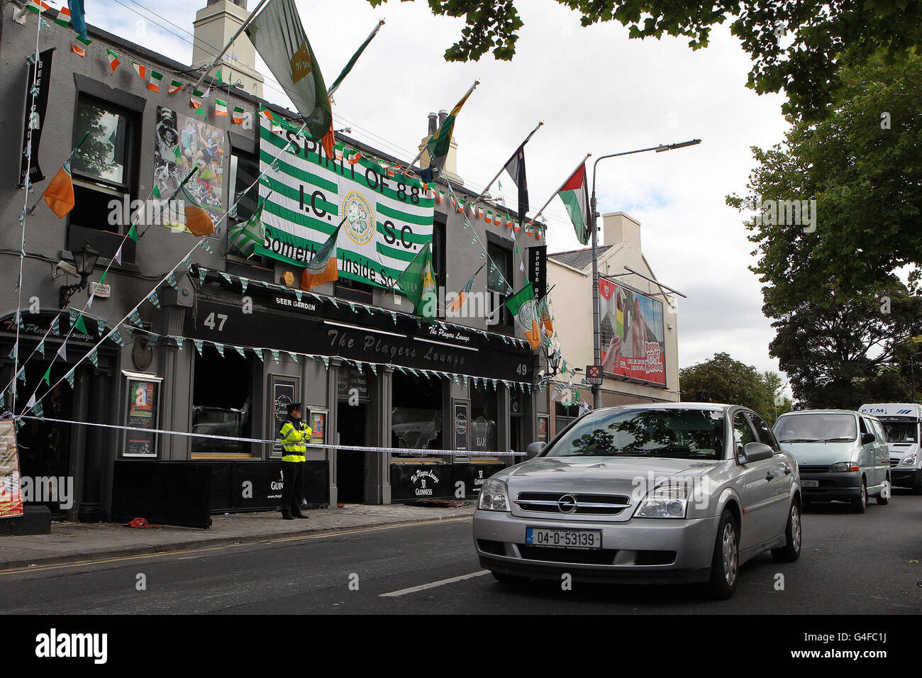 Police officer outside of the players lounge pub in fairview hi-res ...