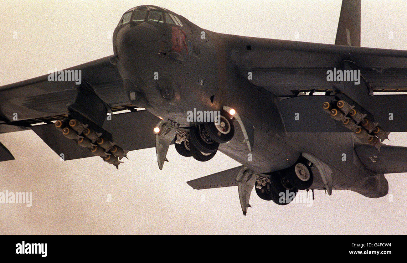 Fully armed usaf b 52 taking off from raf fairford 10 10 98 hi-res ...