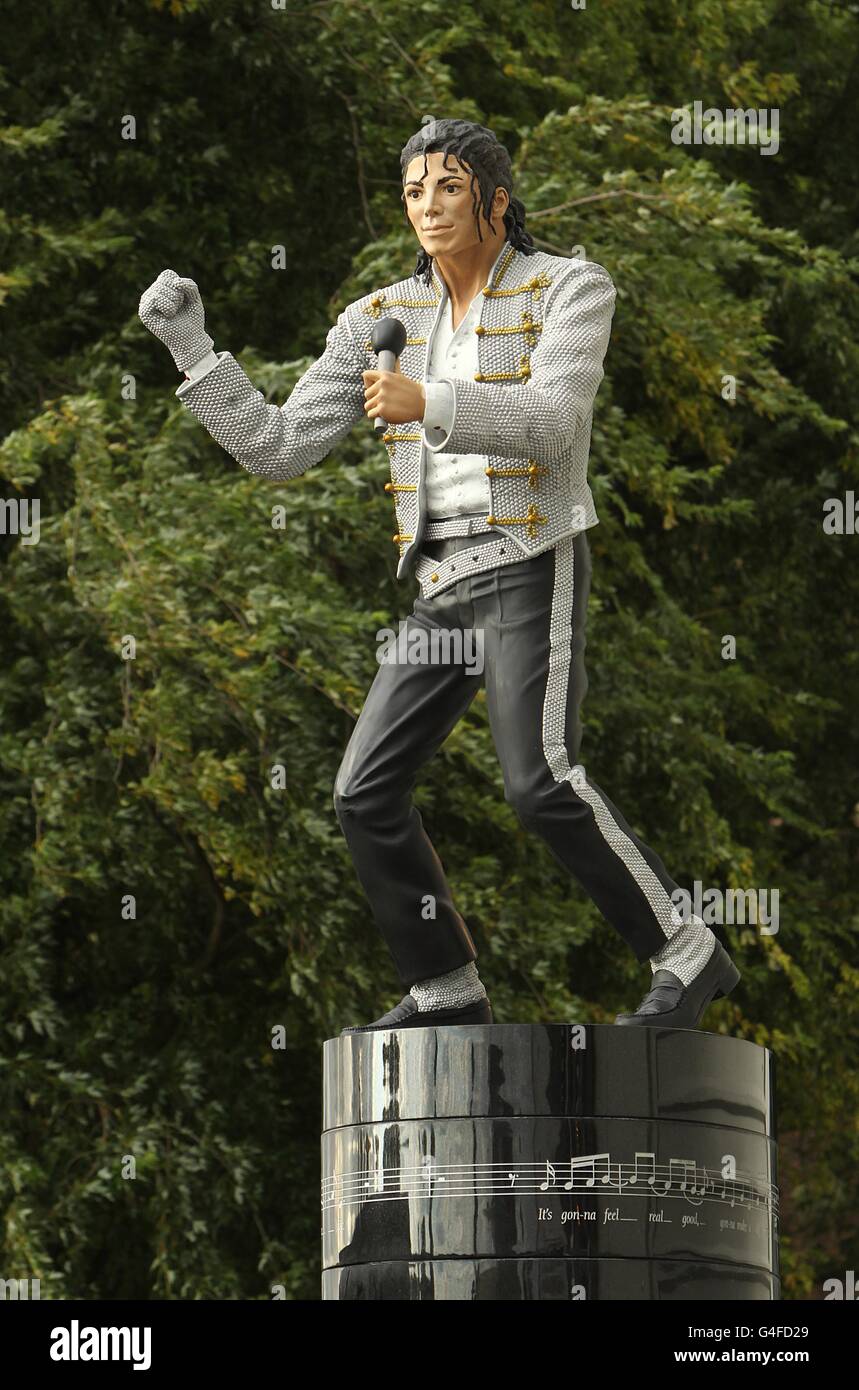 Michael jackson statue fulham hi-res stock photography and images - Alamy