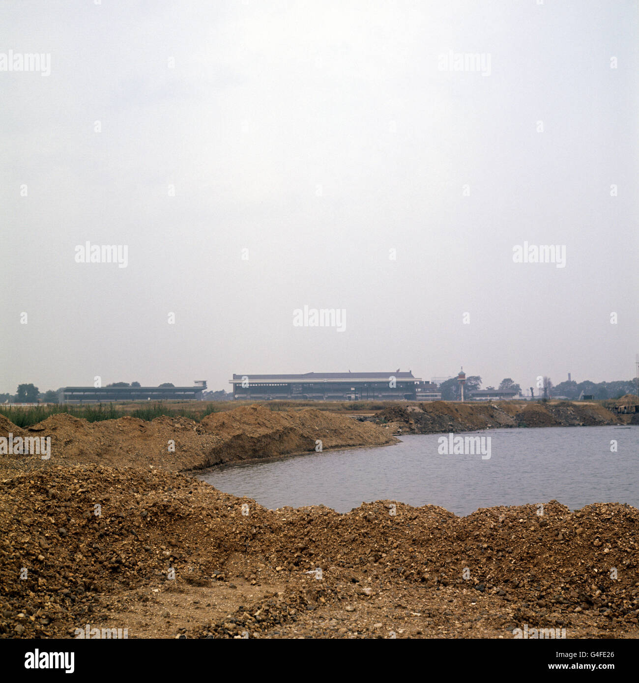 Kempton park racecourse grandstand hi-res stock photography and images ...