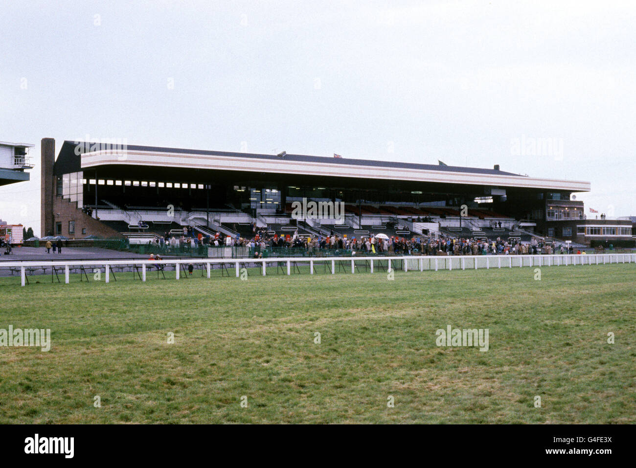 Kempton park racecourse grandstand hi-res stock photography and images ...