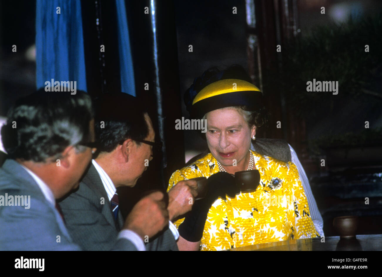 Hrh queen elizabeth the 2nd hi-res stock photography and images - Alamy