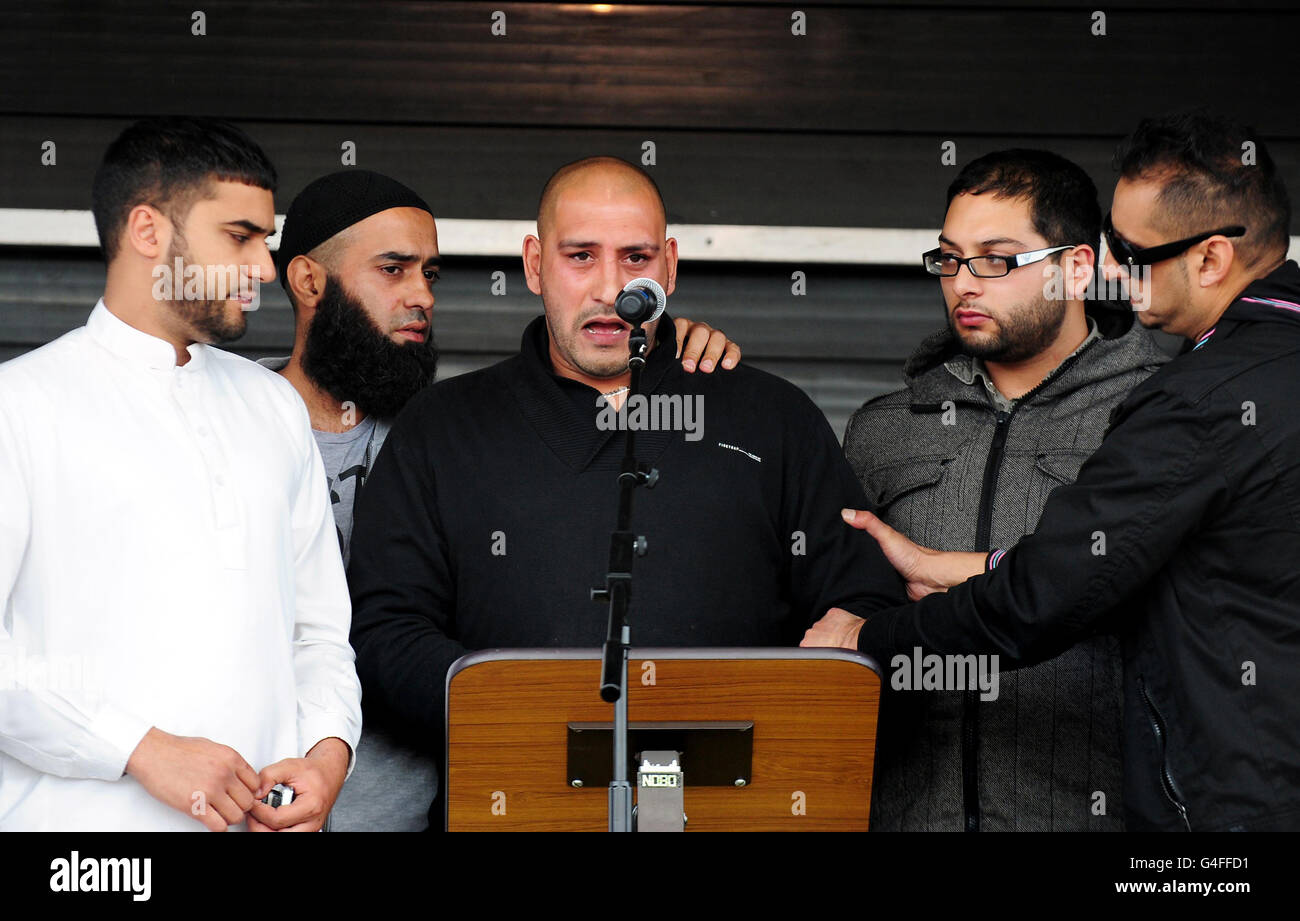 Shazad Ali and Abdul Musavir's brother Abdul Qudoos (middle) is ...