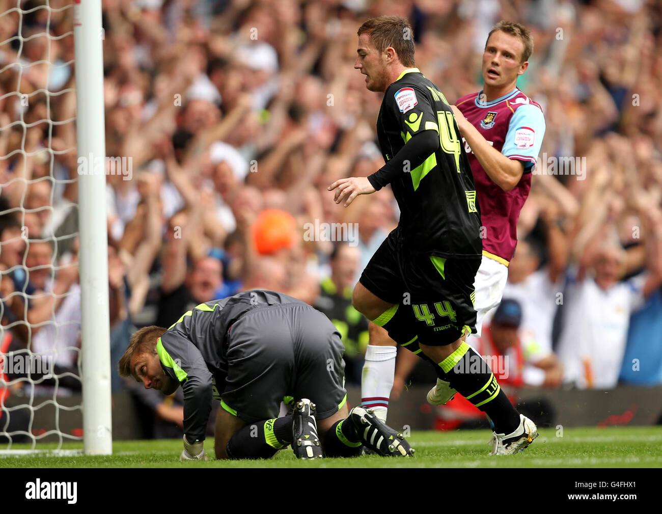 Leeds United's Ross McCormack scores his sides' first equalising goal ...