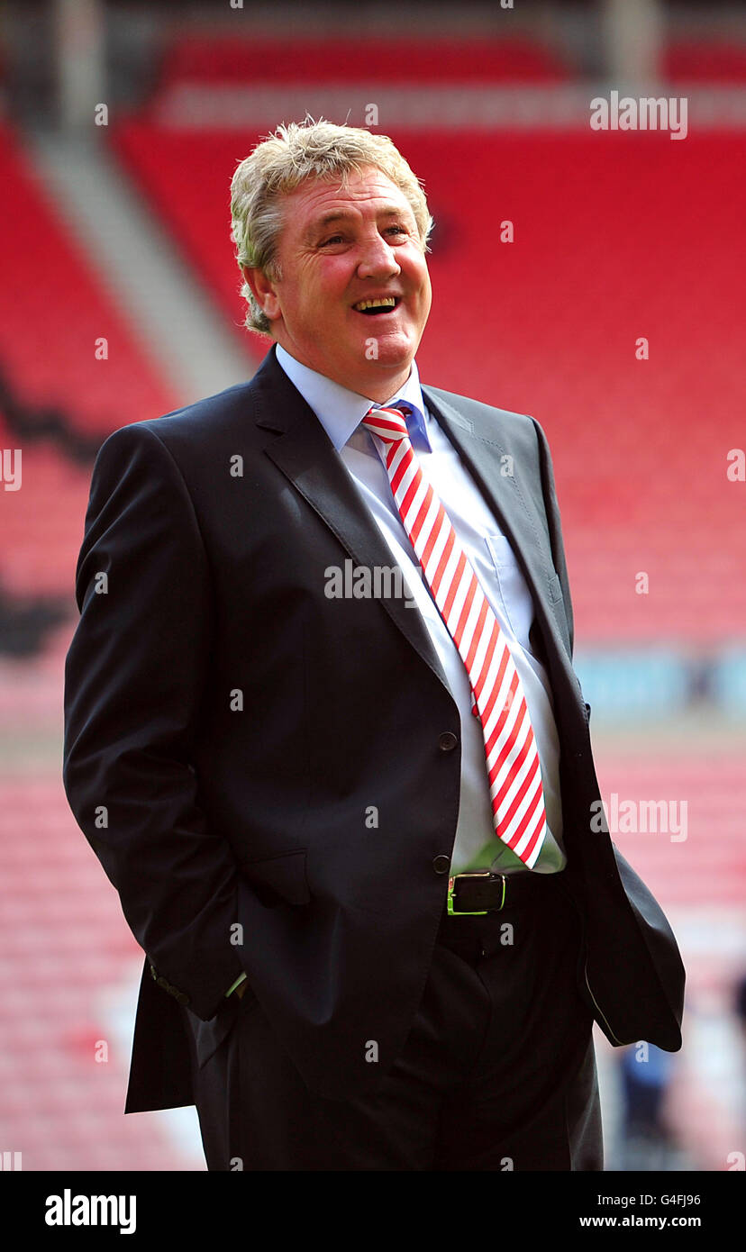 Sport football smiling steve bruce hi-res stock photography and images ...