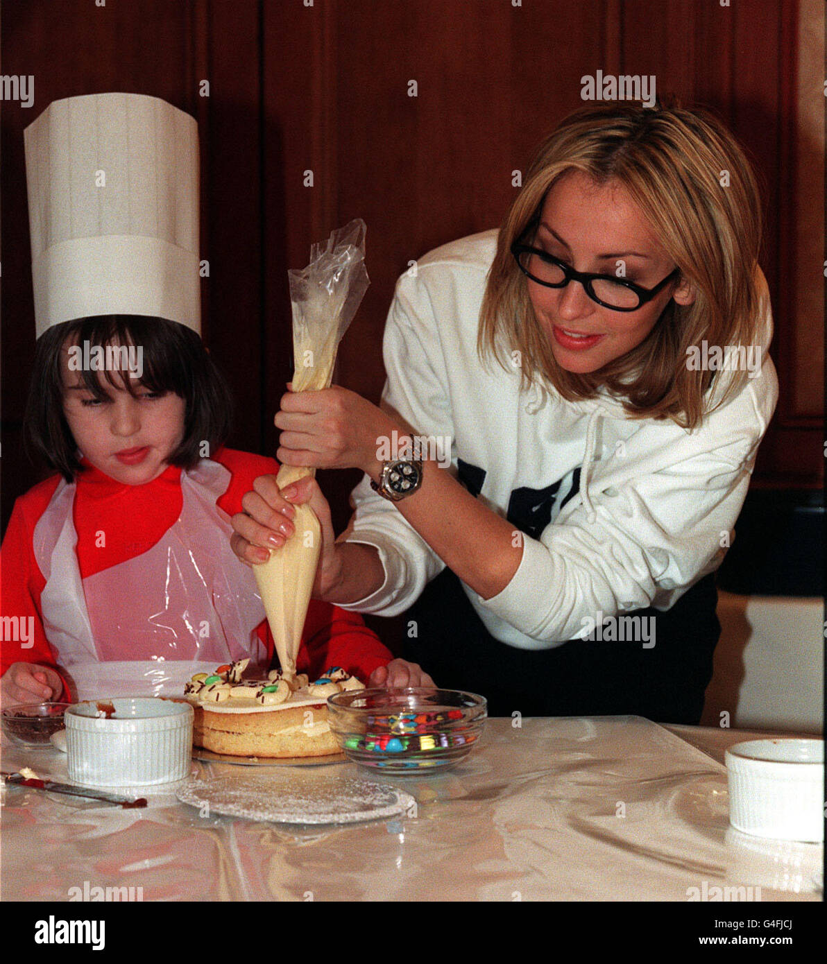 PA NEWS PHOTO 14/11/98 NATALIE APPLETON FROM THE BAND 'ALL SAINTS' AT ...