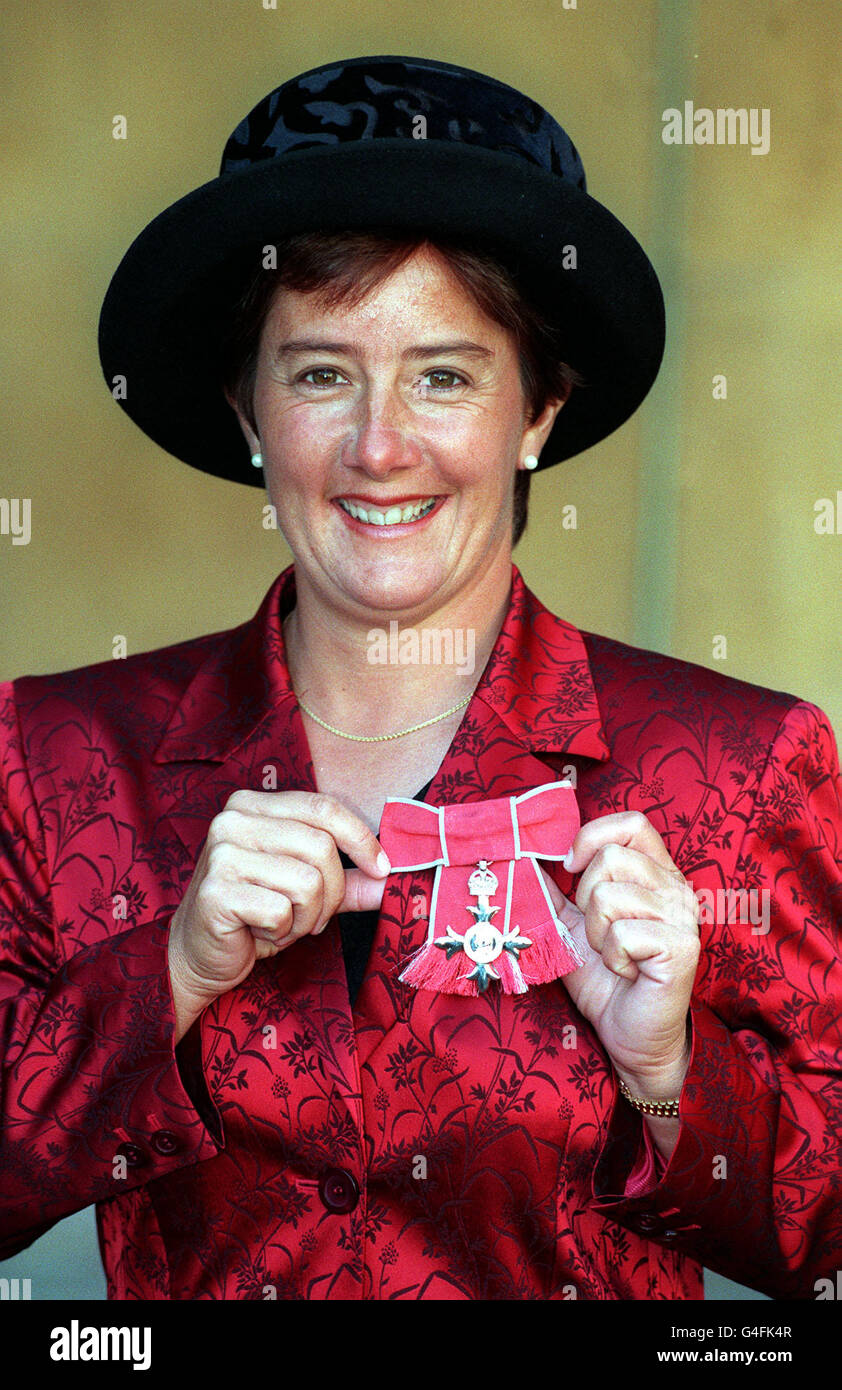 PA NEWS PHOTO 17/11/98 WOMAN GOLFER ALISON NICHOLAS AT BUCKINGHAM ...