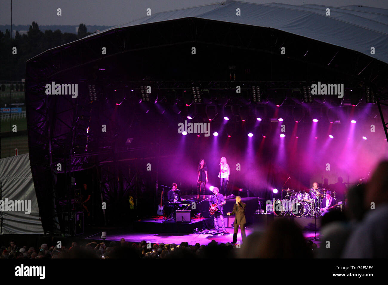 Horse Racing - Tom Jones Music Night - Sandown Park Stock Photo - Alamy