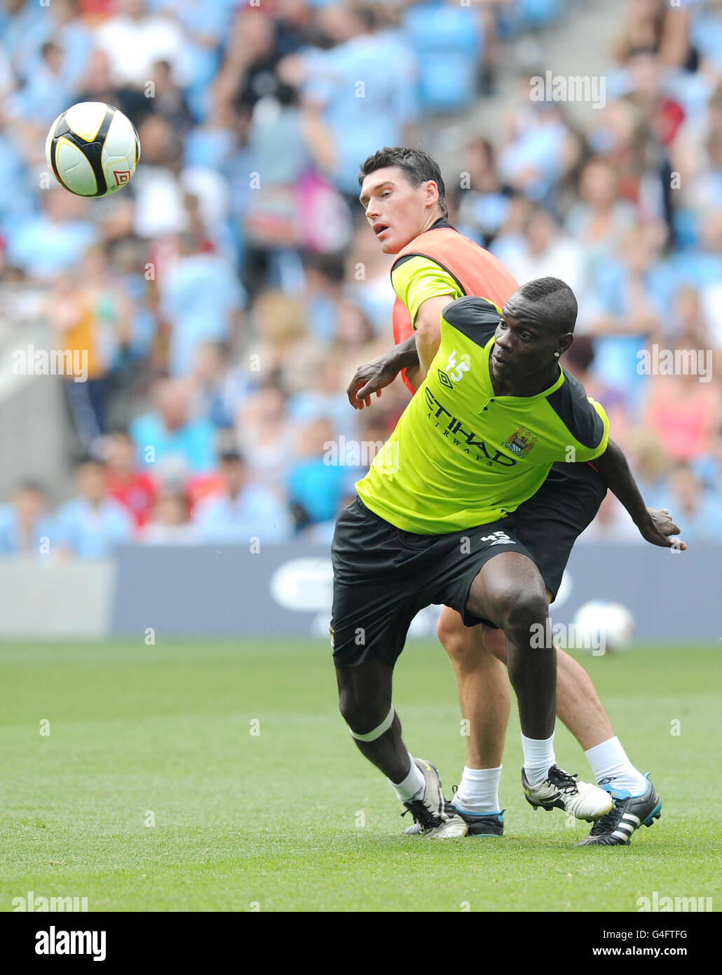 Gareth barry of manchester city battles hi-res stock photography and ...