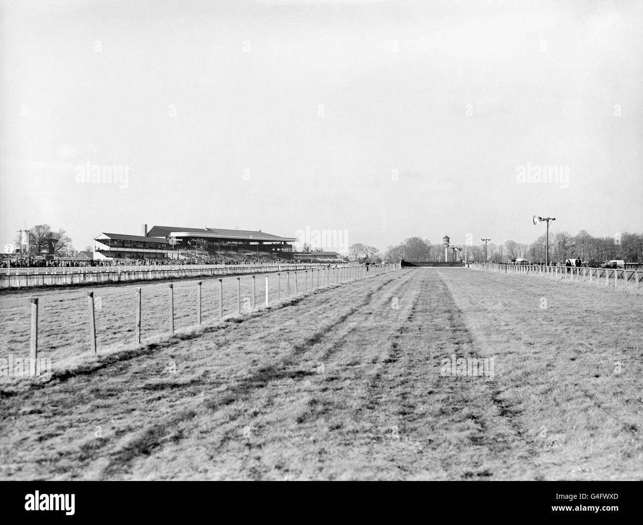 Kempton park racecourse grandstand hi-res stock photography and images ...