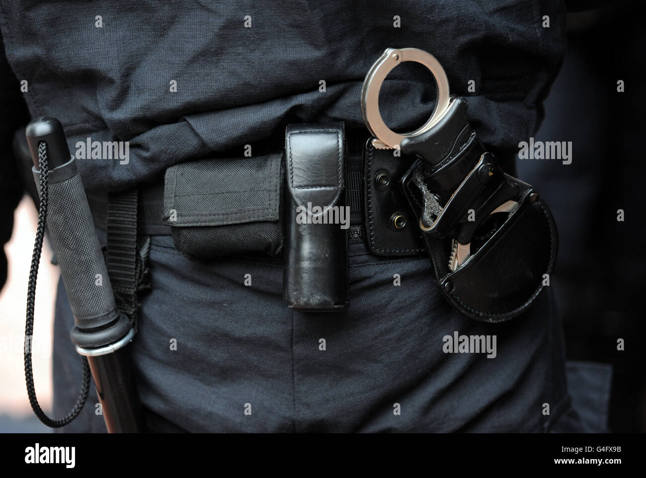 The Metropollitan police prepare to carry out a raid on a property on ...