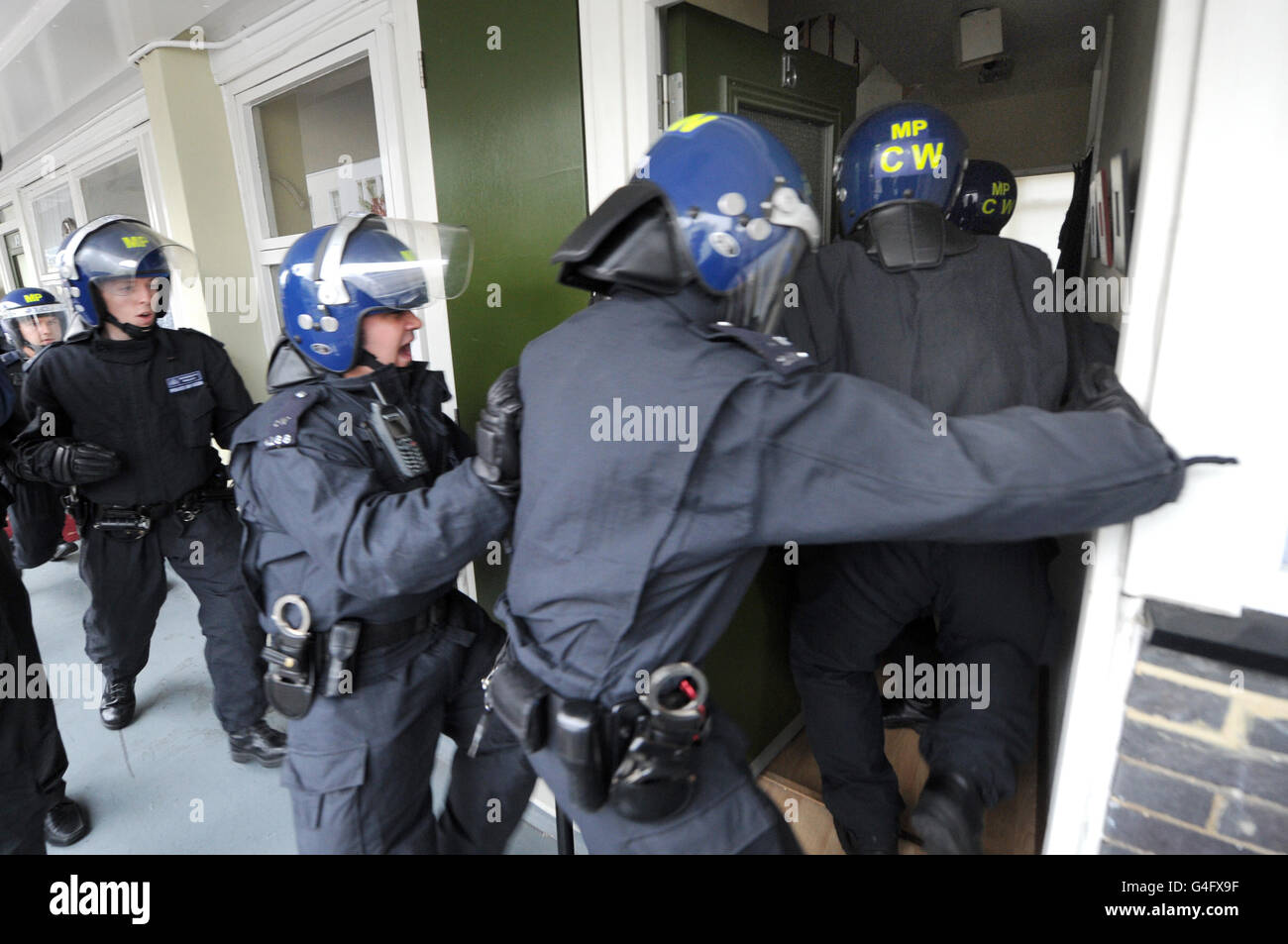 The Metropollitan police prepare to carry out a raid on a property on ...