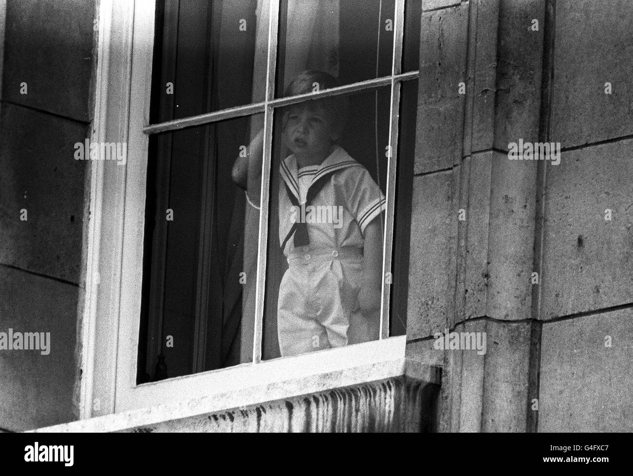 Buckingham palace window Black and White Stock Photos & Images - Alamy