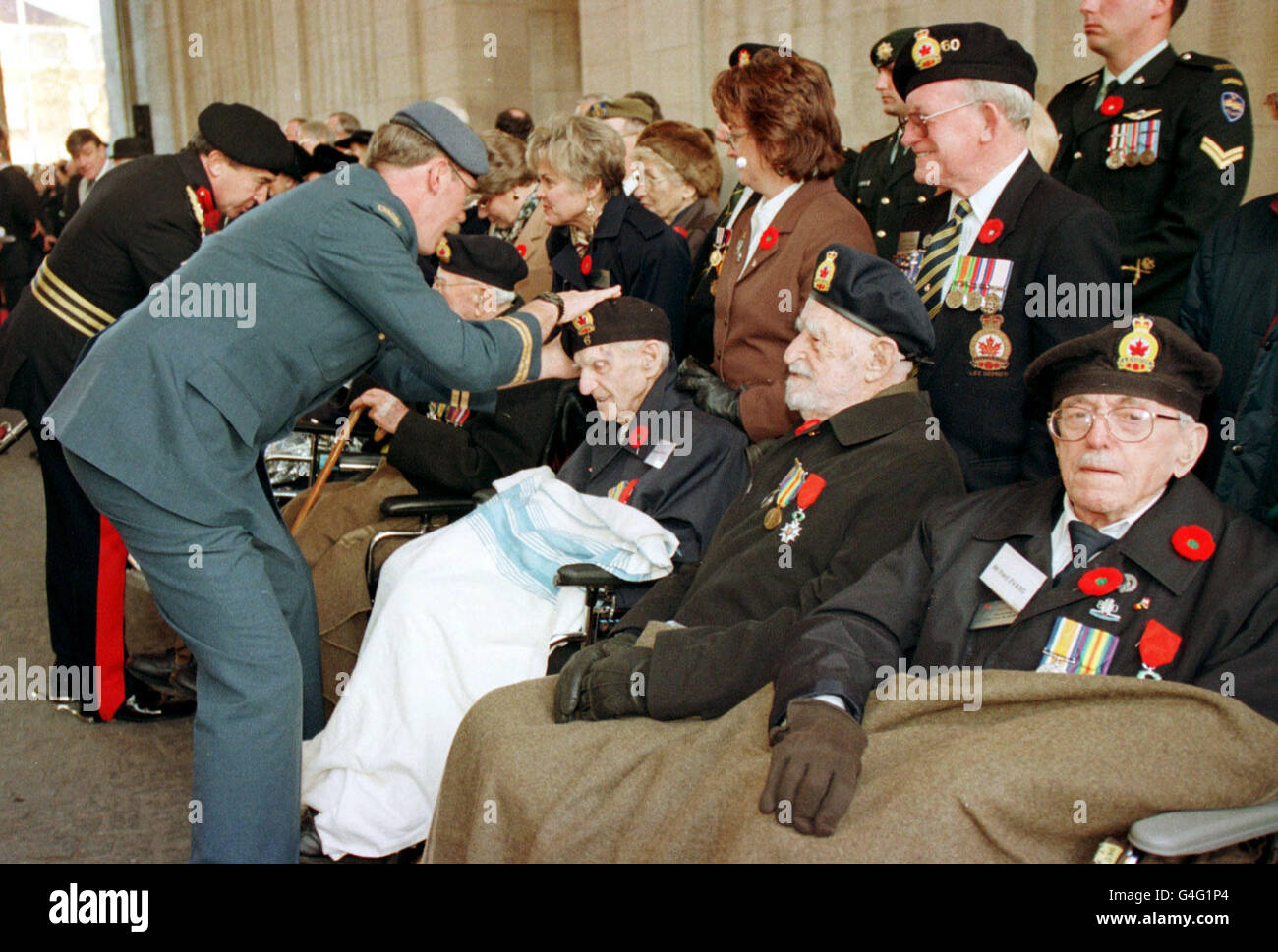 An official helps to prepare Canadian First World War veterans for ...