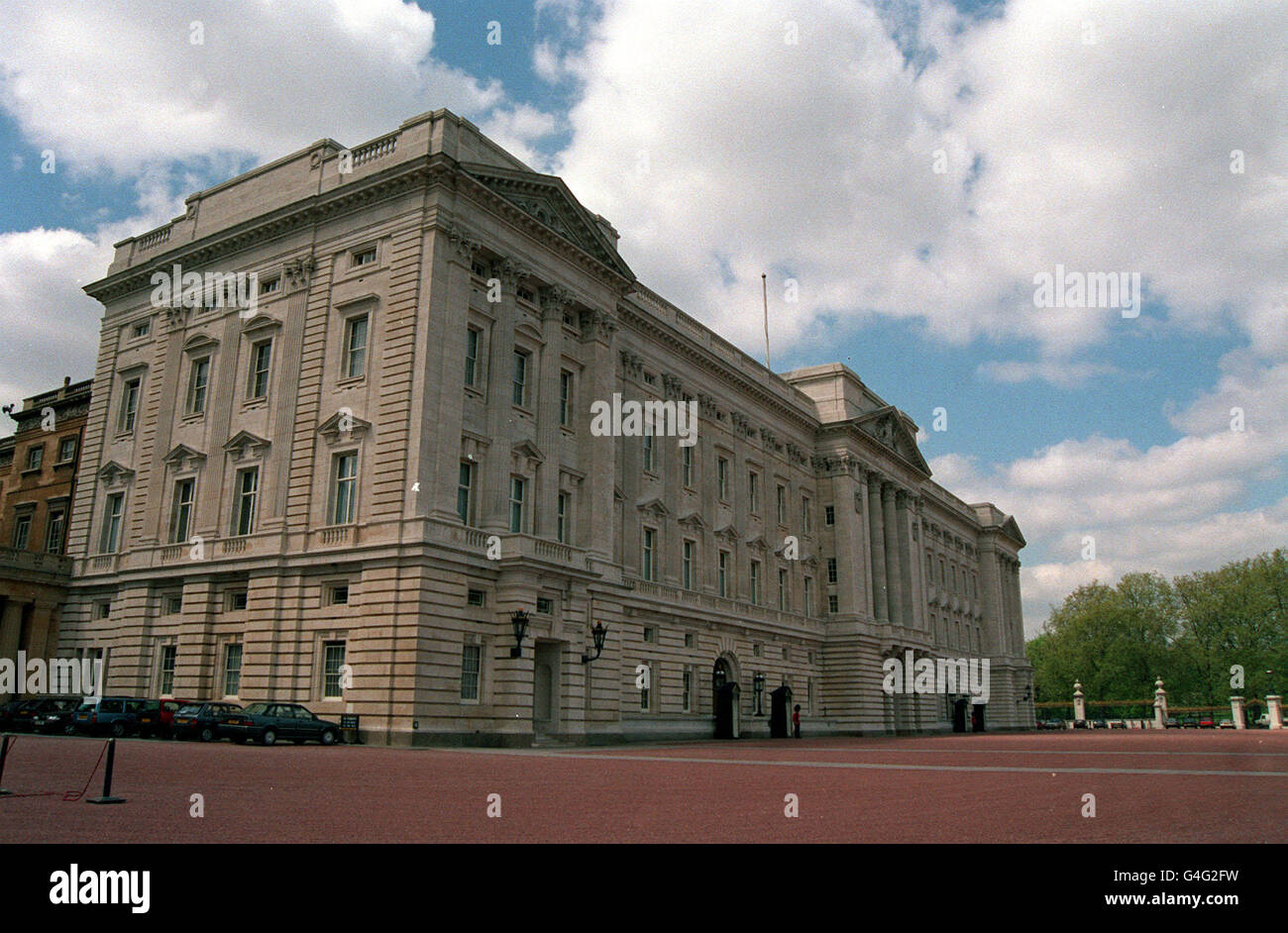 LONDON SCENE/BUCKINGHAM PALACE. SIDE AND FRONT VIEW OF BUCKINGHAM ...