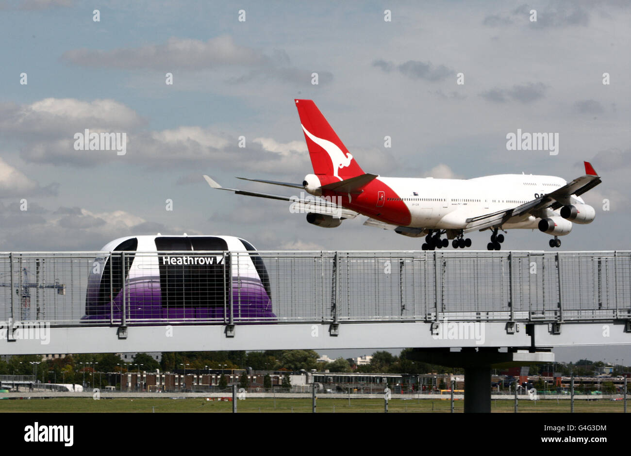 Terminal 5 heathrow transport pods hi-res stock photography and images ...